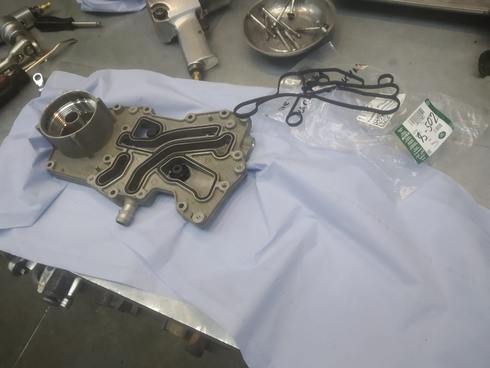 Замена прокладки теплообменника — Land Rover Range Rover (3G), 4,4 л ...