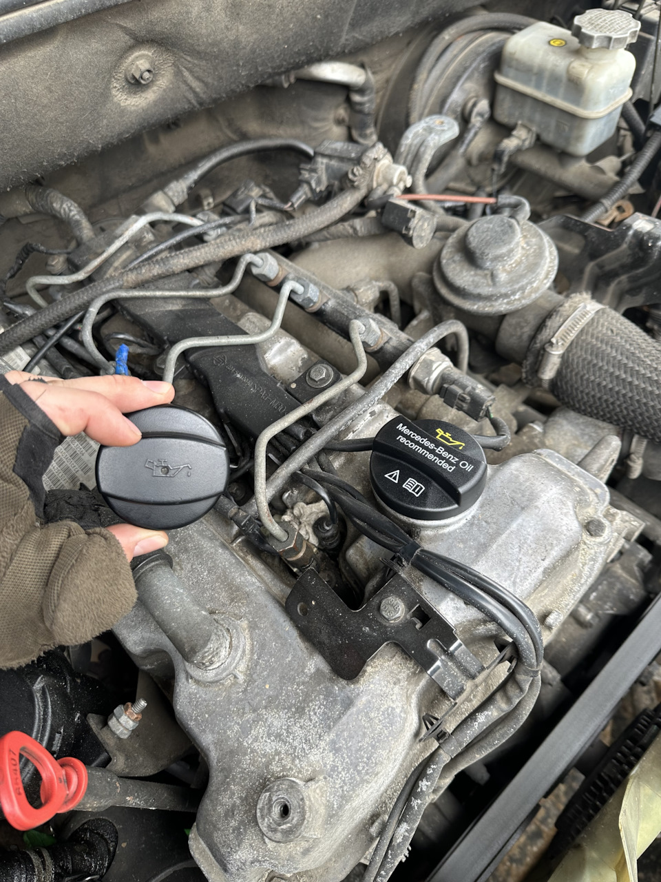 A0000100301 Крышка маслозаливной горловины Mercedes | Запчасти на DRIVE2