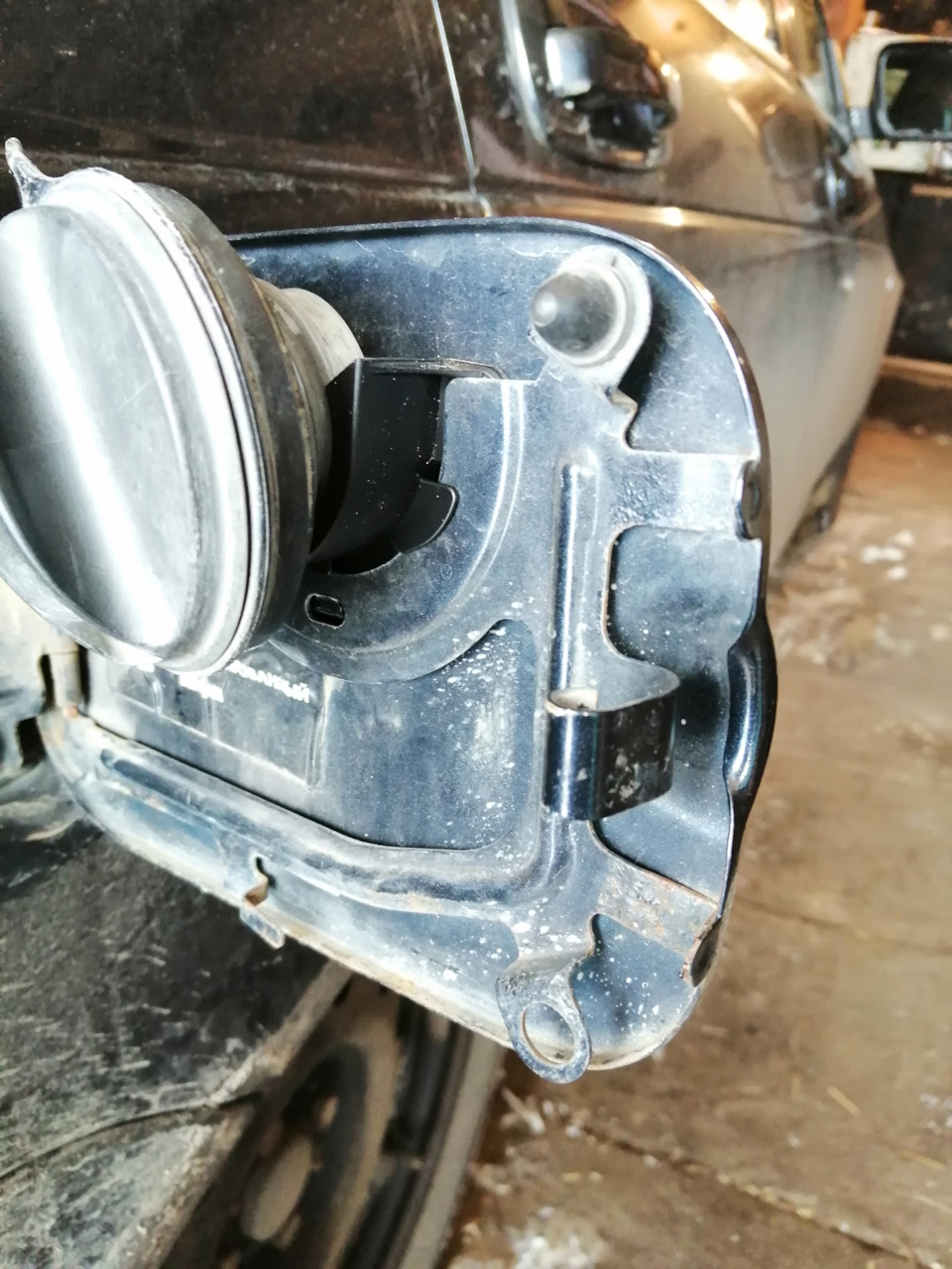 Держатель крышки бензобака от ниссан — Lada Приора седан, 1,6 л, 2007 ...