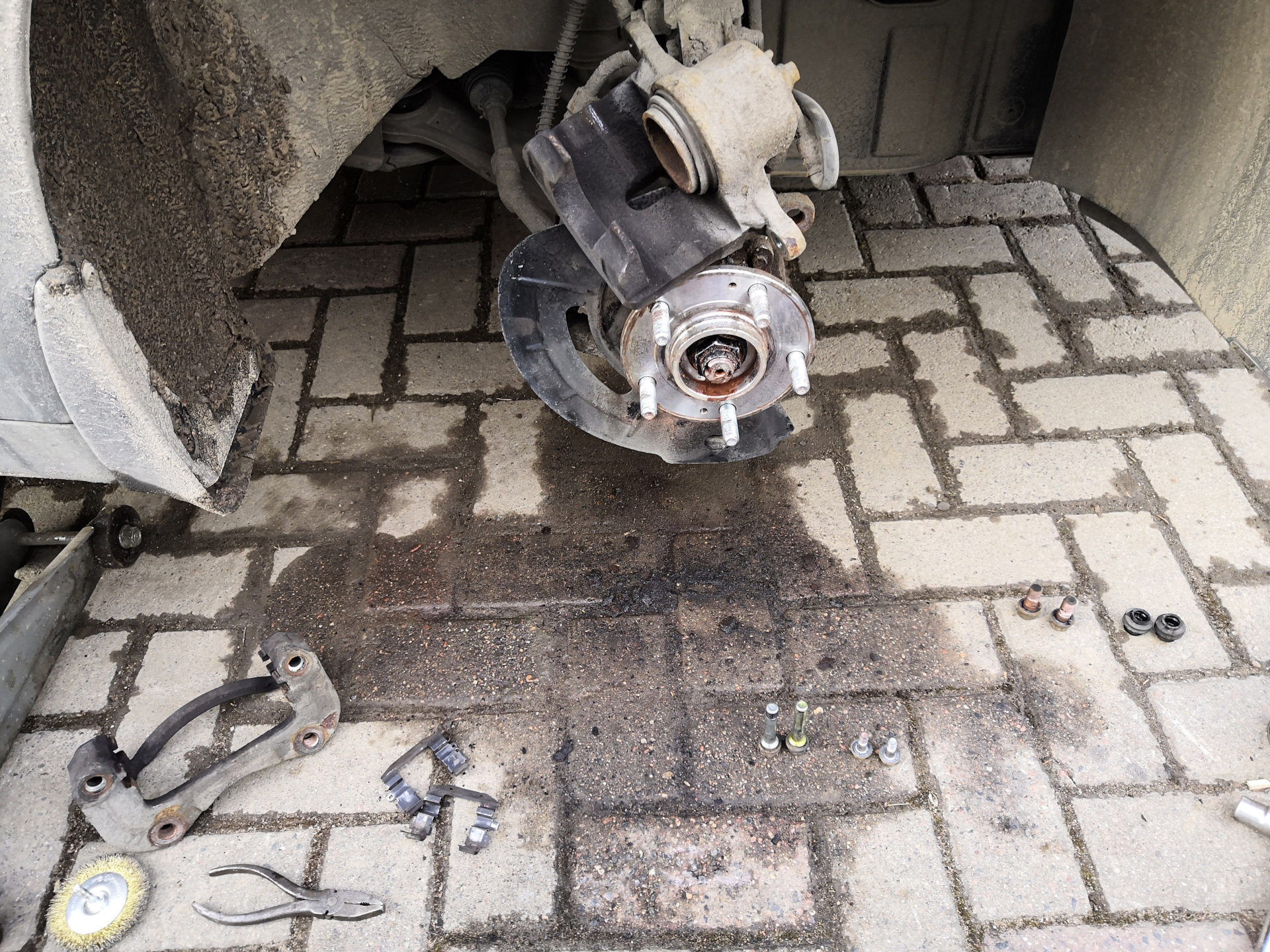 Замена передних тормозов — Hyundai i40, 2 л, 2015 года | своими руками ...