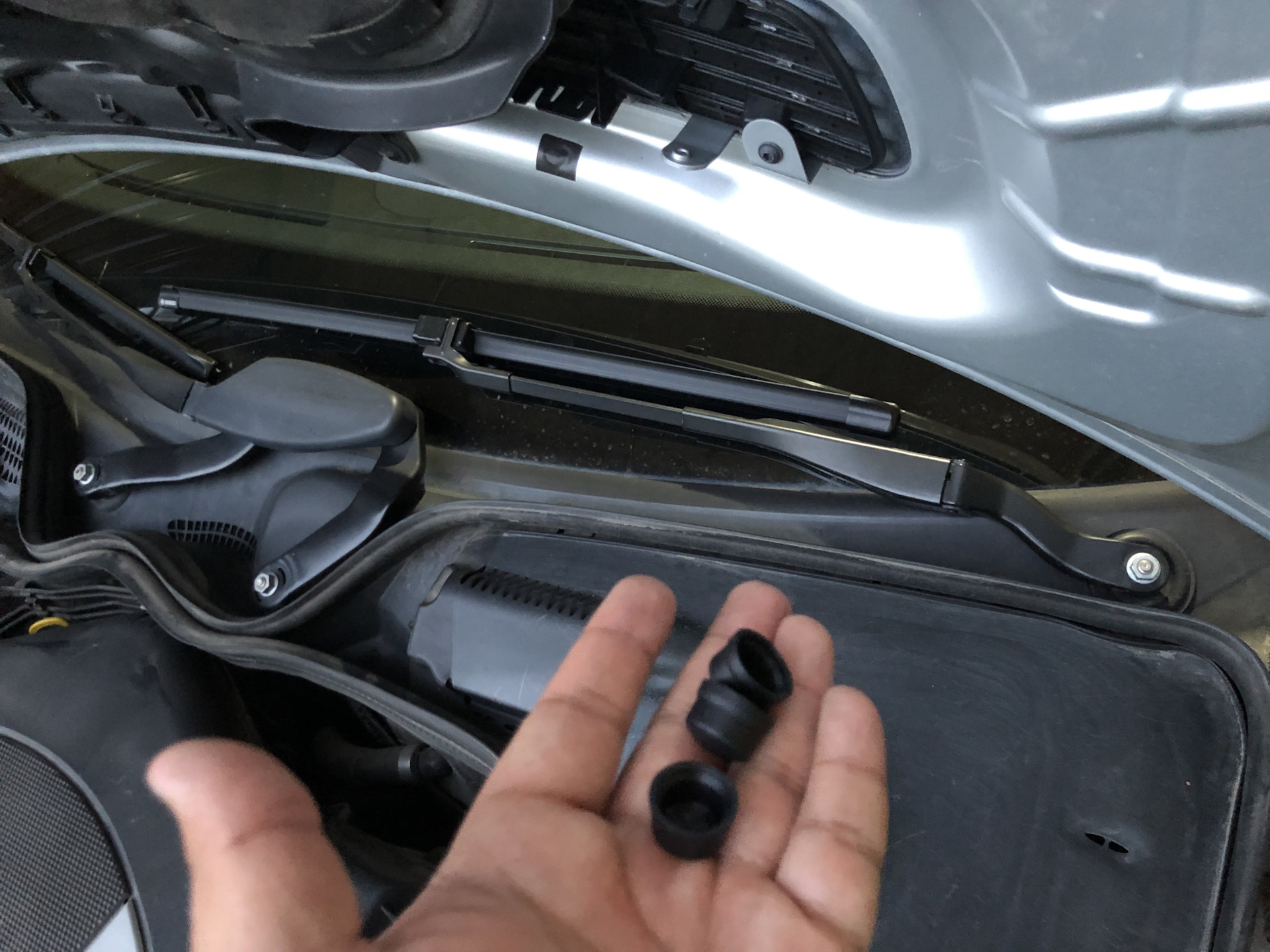 Заглушки дворников и клипсы под капотом — Mercedes-Benz E-Class (W211 ...