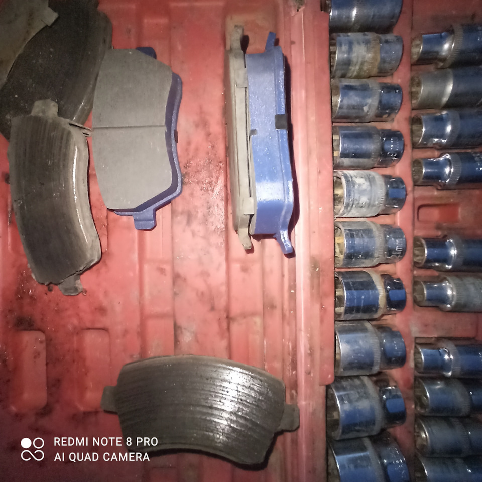 Замена тормозных колодок, направляющих тормозного суппорта и воздушного ...