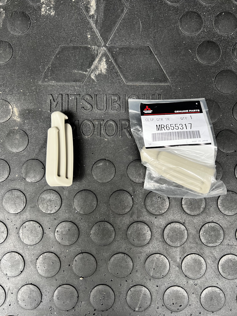 MR655317 Фиксатор прокладки стекла задн.панели Mitsubishi | Запчасти на ...