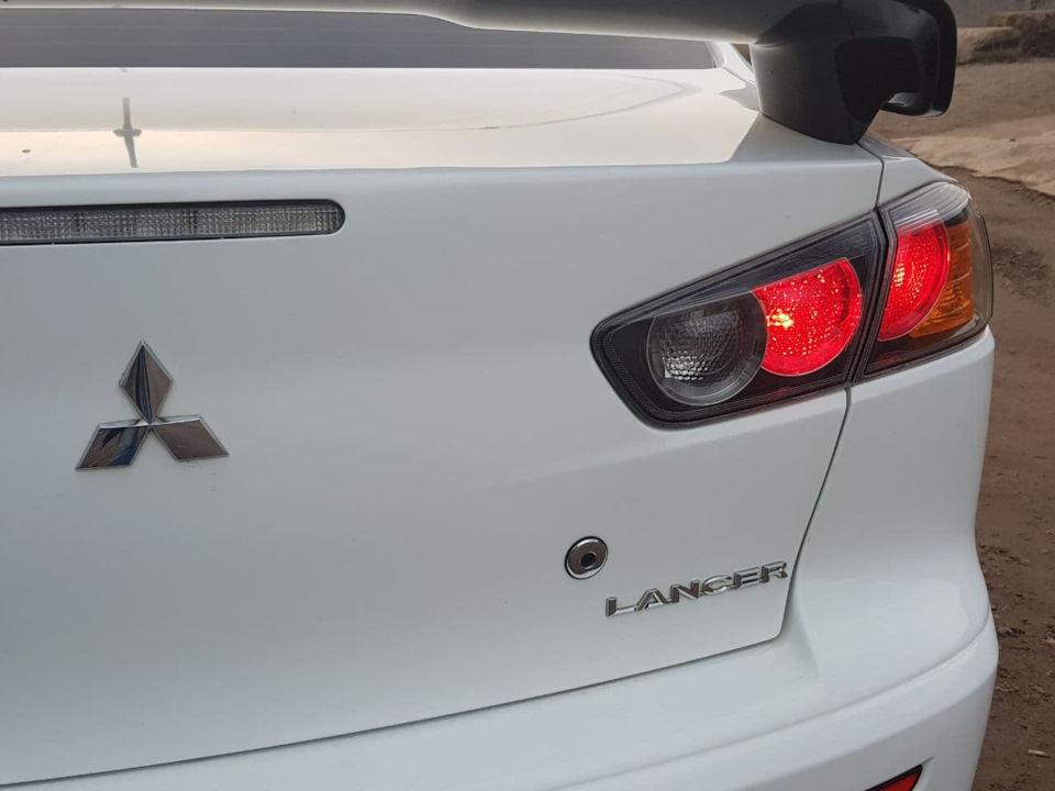 Кнопка открытия багажника — Mitsubishi Lancer X, 2 л, 2009 года ...