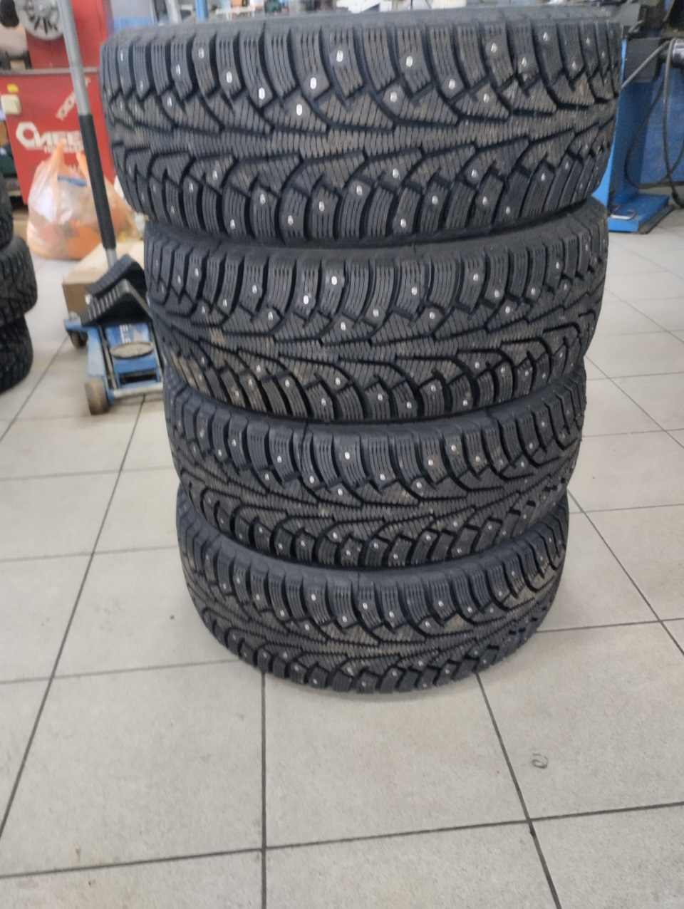 Замена зимней резины на зимнюю в конце сезона — Volkswagen Jetta V, 1,6 ...
