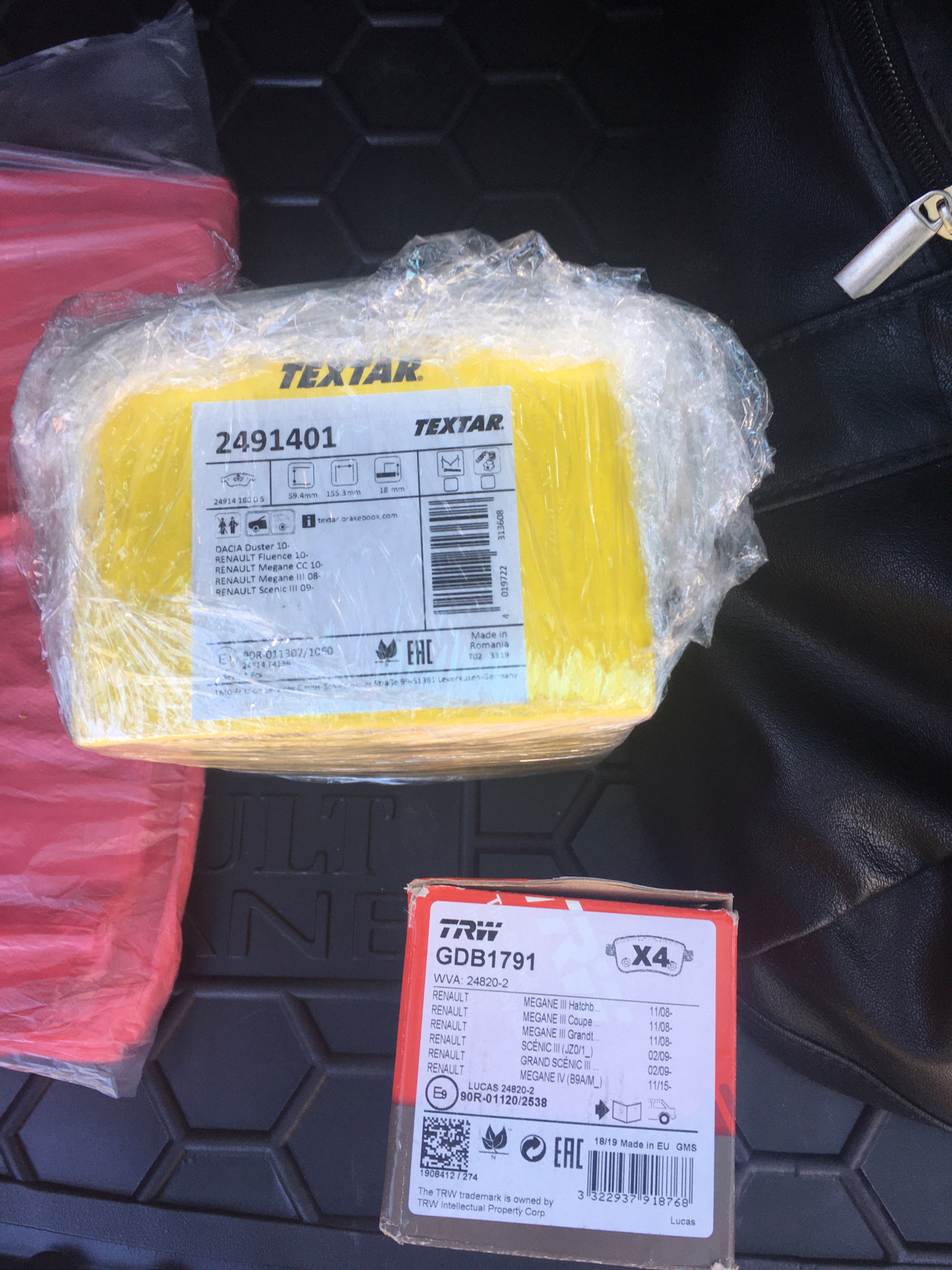 Замена тормозных колодок — Renault Megane III, 1,6 л, 2012 года ...