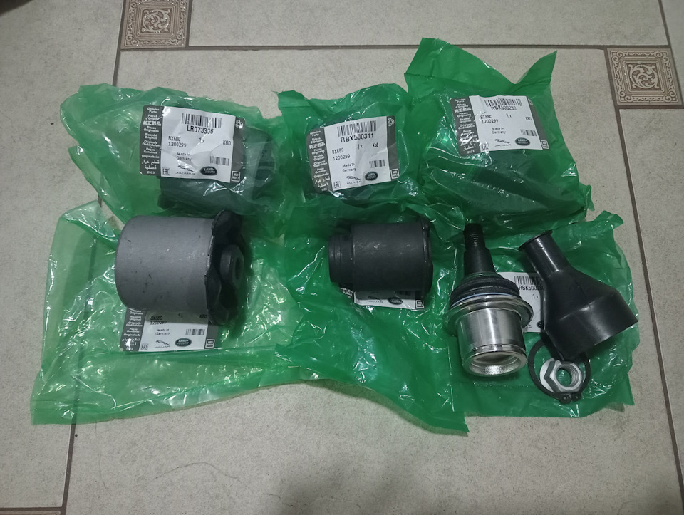 Комплект сайлентблоков и шаровых опор для передних нижних рычагов Land ...