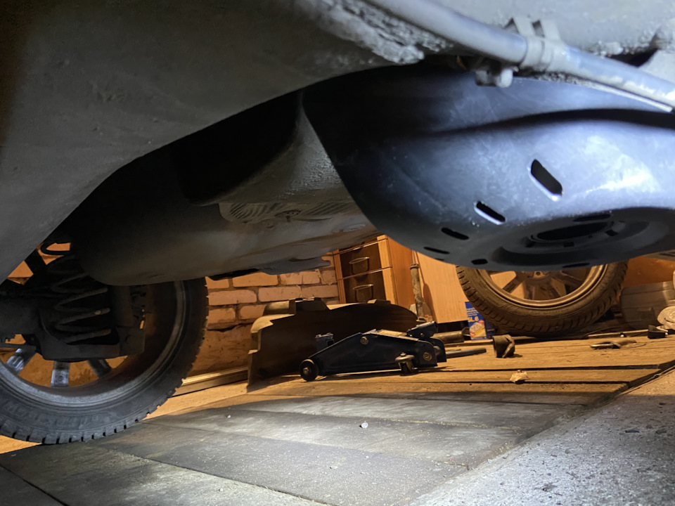 Замена задних амортизаторов — Skoda Fabia Monte Carlo, 1,2 л, 2013 года ...