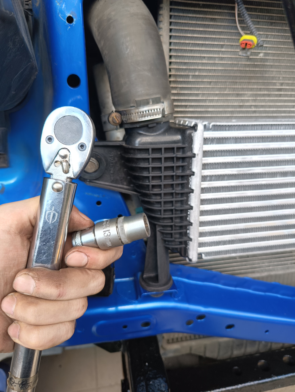 144. Замена интеркулера — Chevrolet TrailBlazer (2G), 2,8 л, 2014 года ...