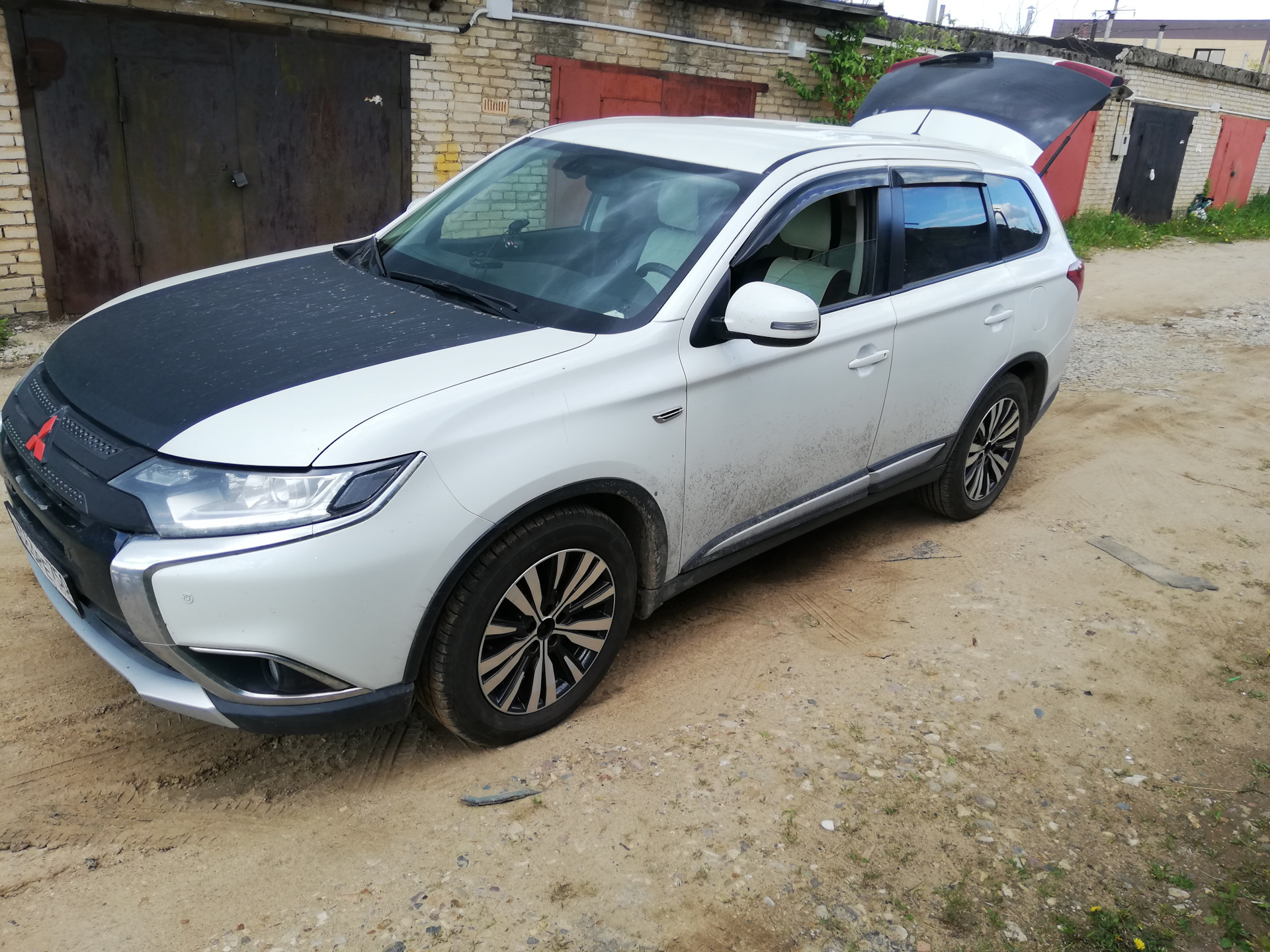 Таксебепост — Mitsubishi Outlander (3G), 2 л, 2015 года | колёсные ...