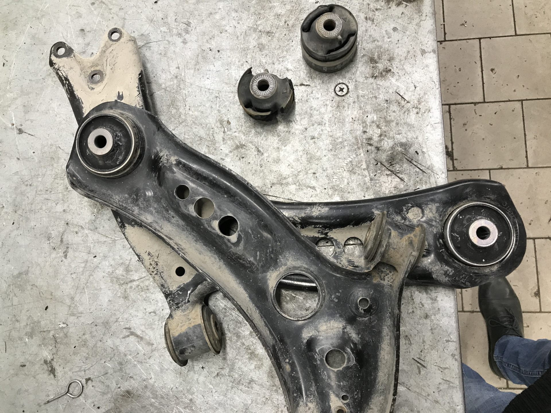 Установка/замена оригинальных задних сайлентблоков передних рычагов ...