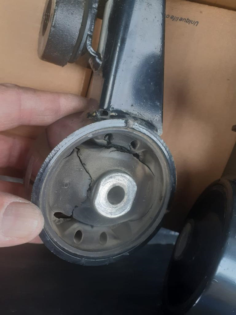 №10. Замена верхней опоры двигателя, смазка рулевого вала в шлицах и.т ...