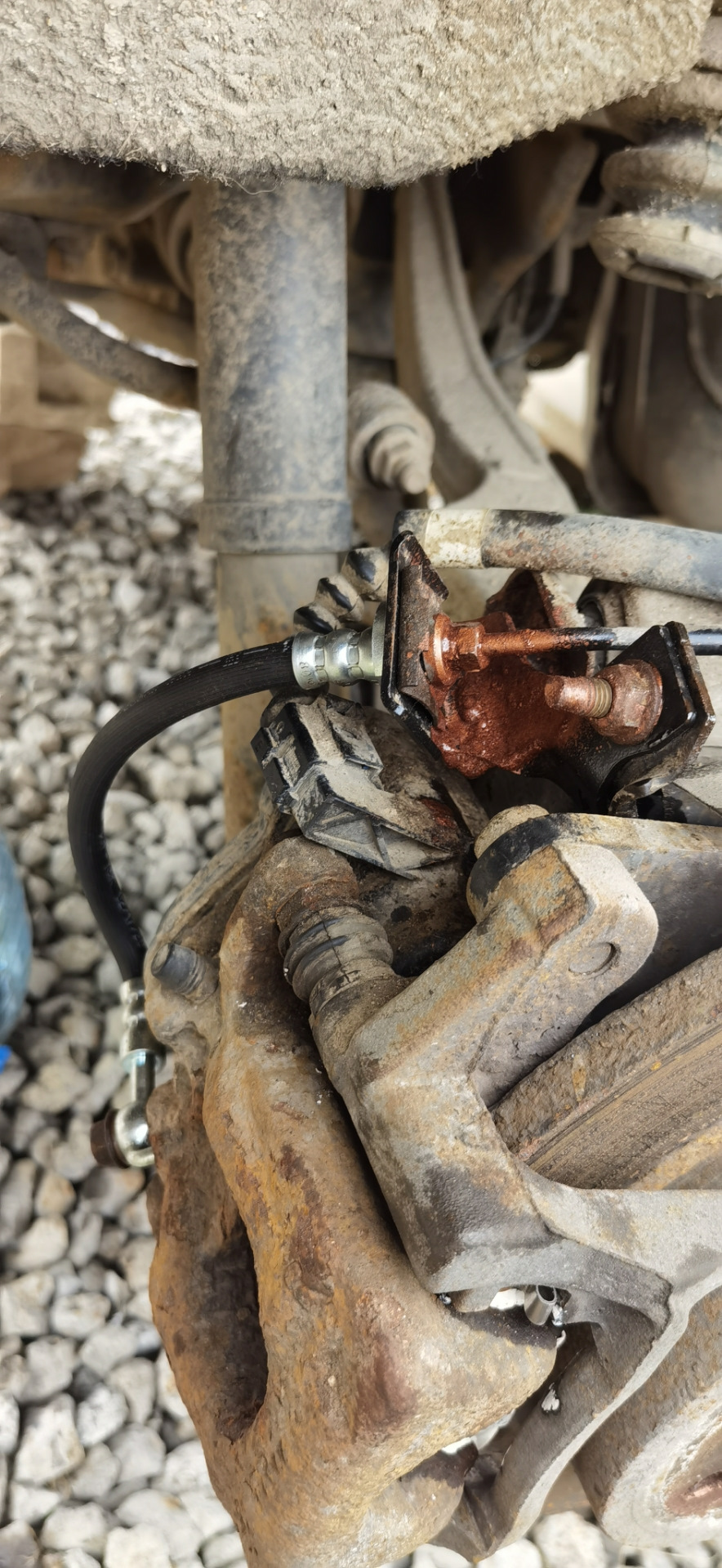 Замена вздутых тормозных шлангов и замена резинки тормозного цилиндра и ...