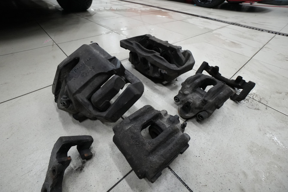 Обслуживание тормозной системы — BMW 5 series (E60), 3 л, 2008 года ...