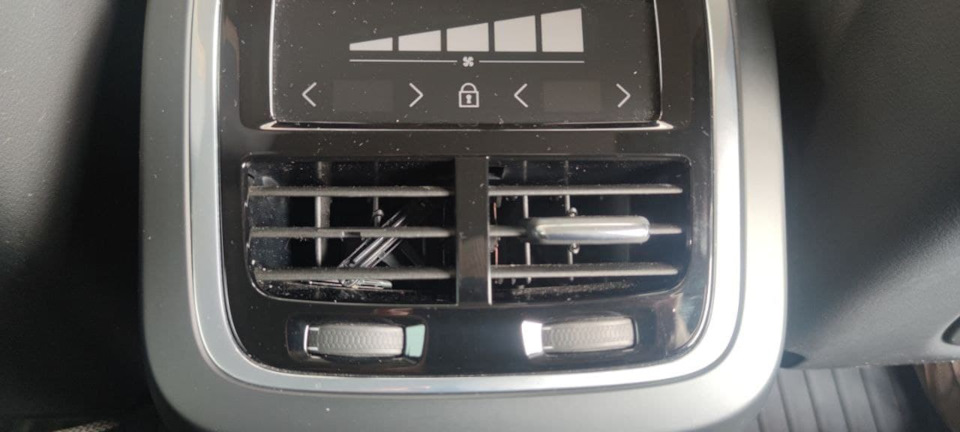 Дефлектор воздушный центральной консоли задних пассажиров — Volvo V90 ...