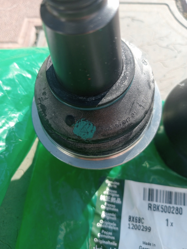 Комплект сайлентблоков и шаровых опор для передних нижних рычагов Land ...