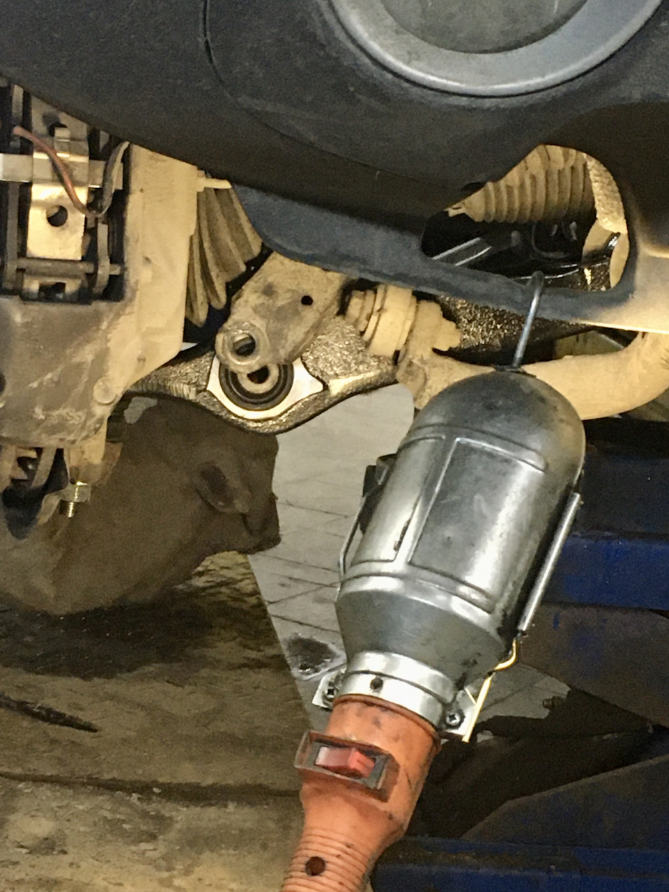 Передние нижние рычаги — Volkswagen Touareg (1G), 3 л, 2007 года ...