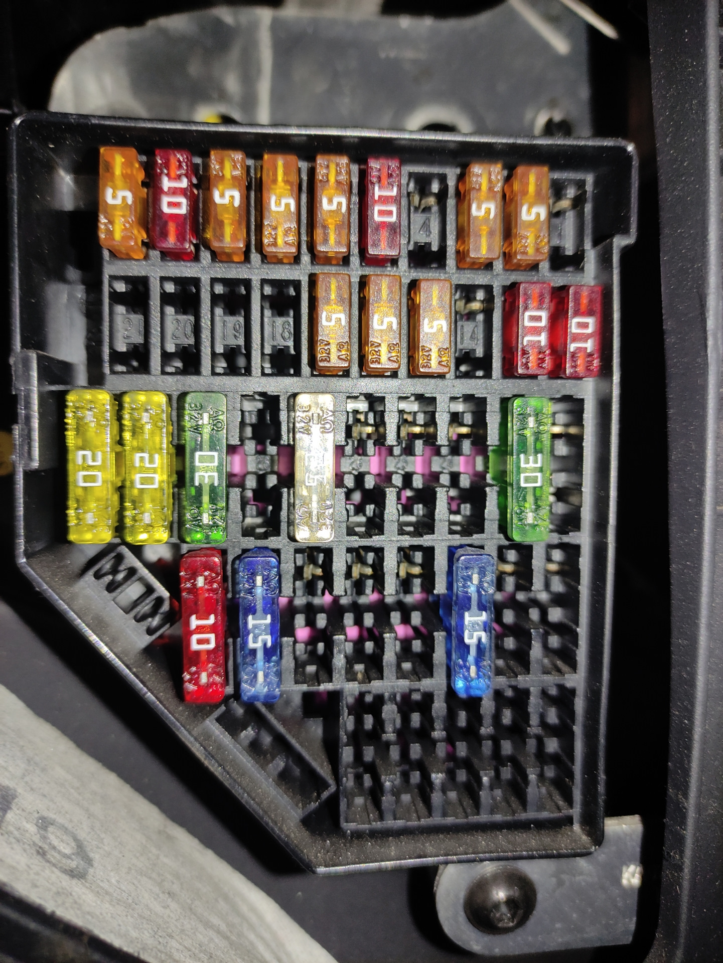 Замена предохранителя розетки 220 — Volkswagen Passat B6, 2 л, 2006 года | своими руками | DRIVE2