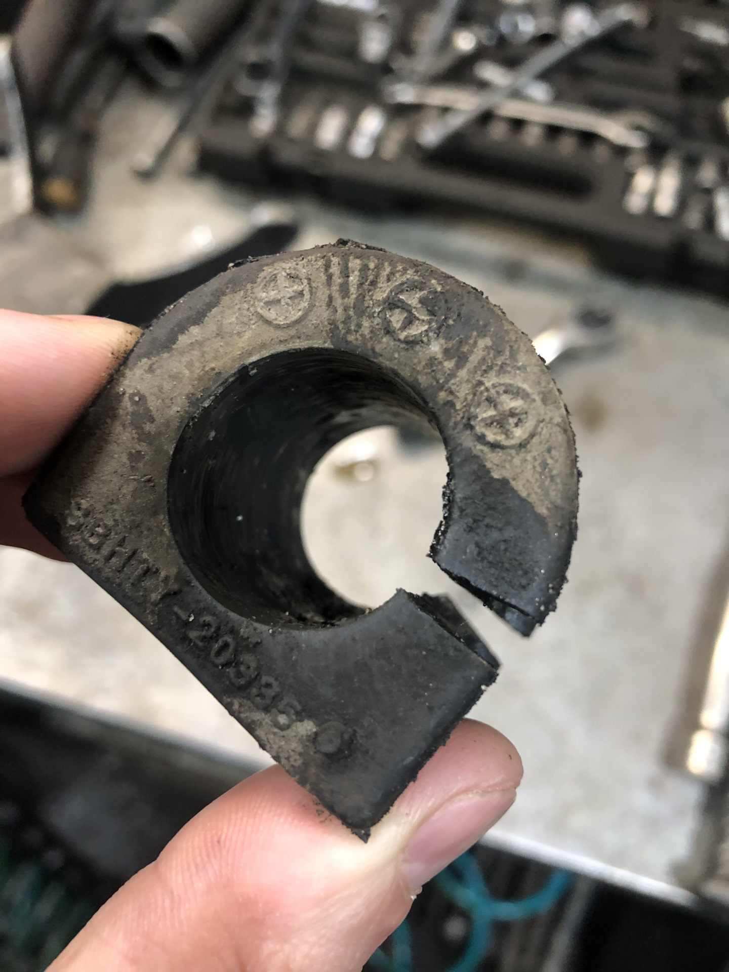 Очередная Замена передних втулок стабилизатора, Toyota (48815-33090 ...