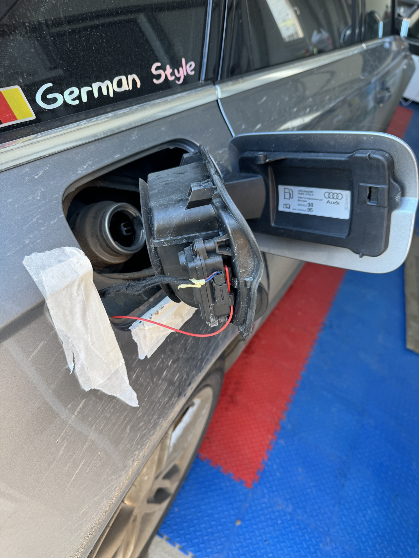 Моторчик лючка бензобака, переобувка — Audi A6 (C7), 1,8 л, 2015 года ...