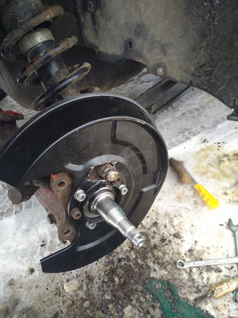 Замена задних ступиц — Audi 100 (C4), 2,3 л, 1991 года | запчасти | DRIVE2