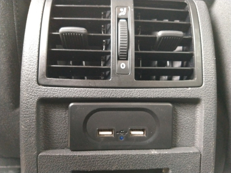 Зарядка вместо прикуривателя — Volkswagen Touran (1G), 1,4 л, 2013 года ...