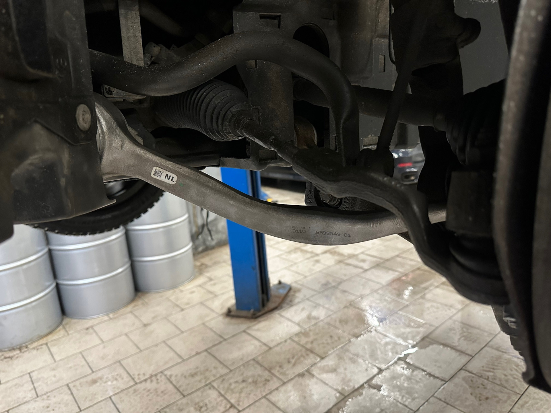 39. Обслуживание BMW X5 G05: оригинальные рычаги, колодки, сход-развал ...