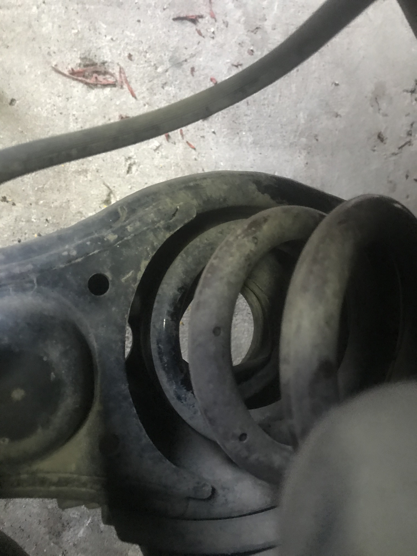 Замена нижних изоляторов задних пружин. — Toyota RAV4 (IV), 2,2 л, 2015 ...