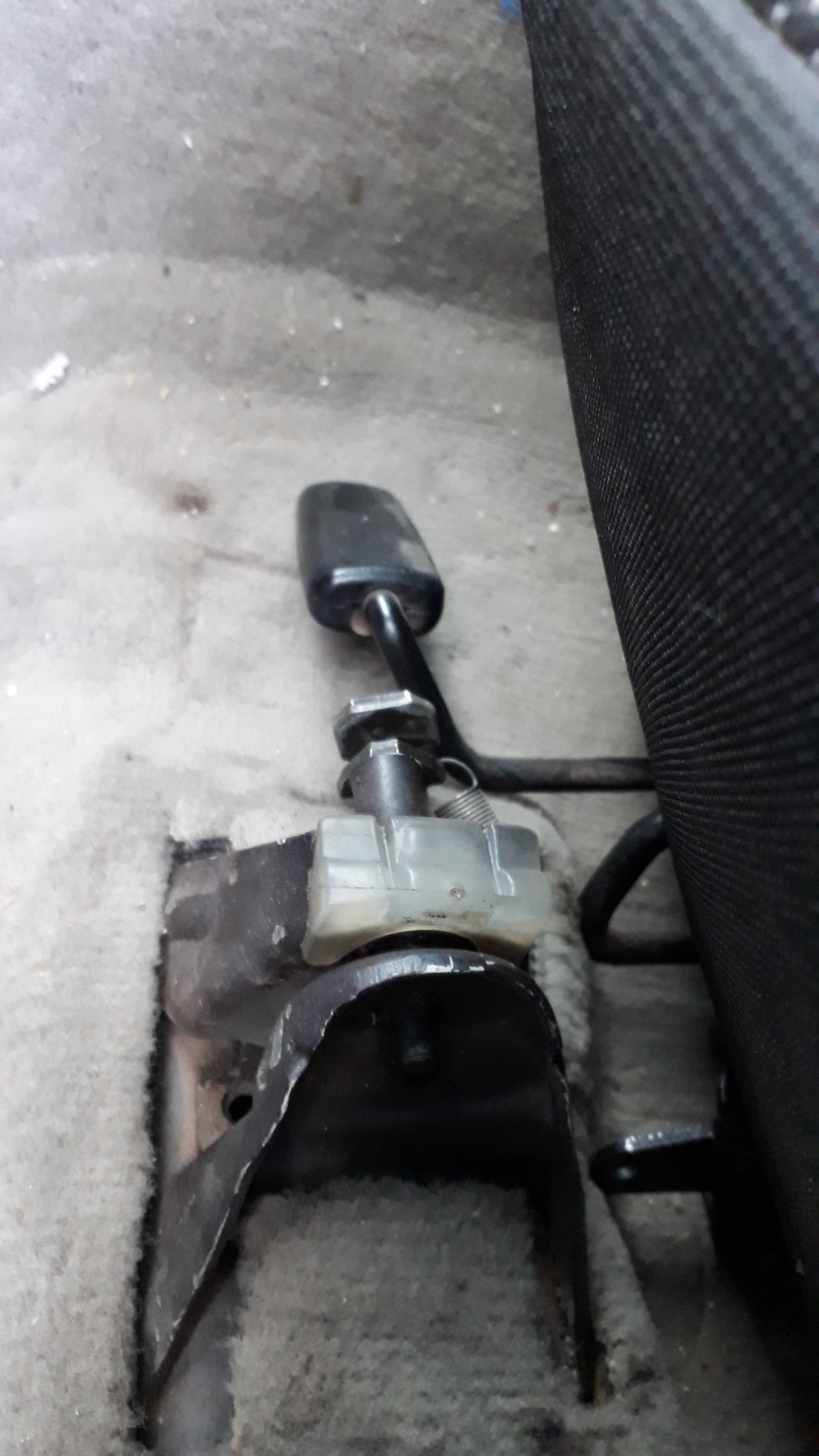 Устранил люфт сидений. Полеуретан внедрен в подвеску. — Audi 100 (C4 ...