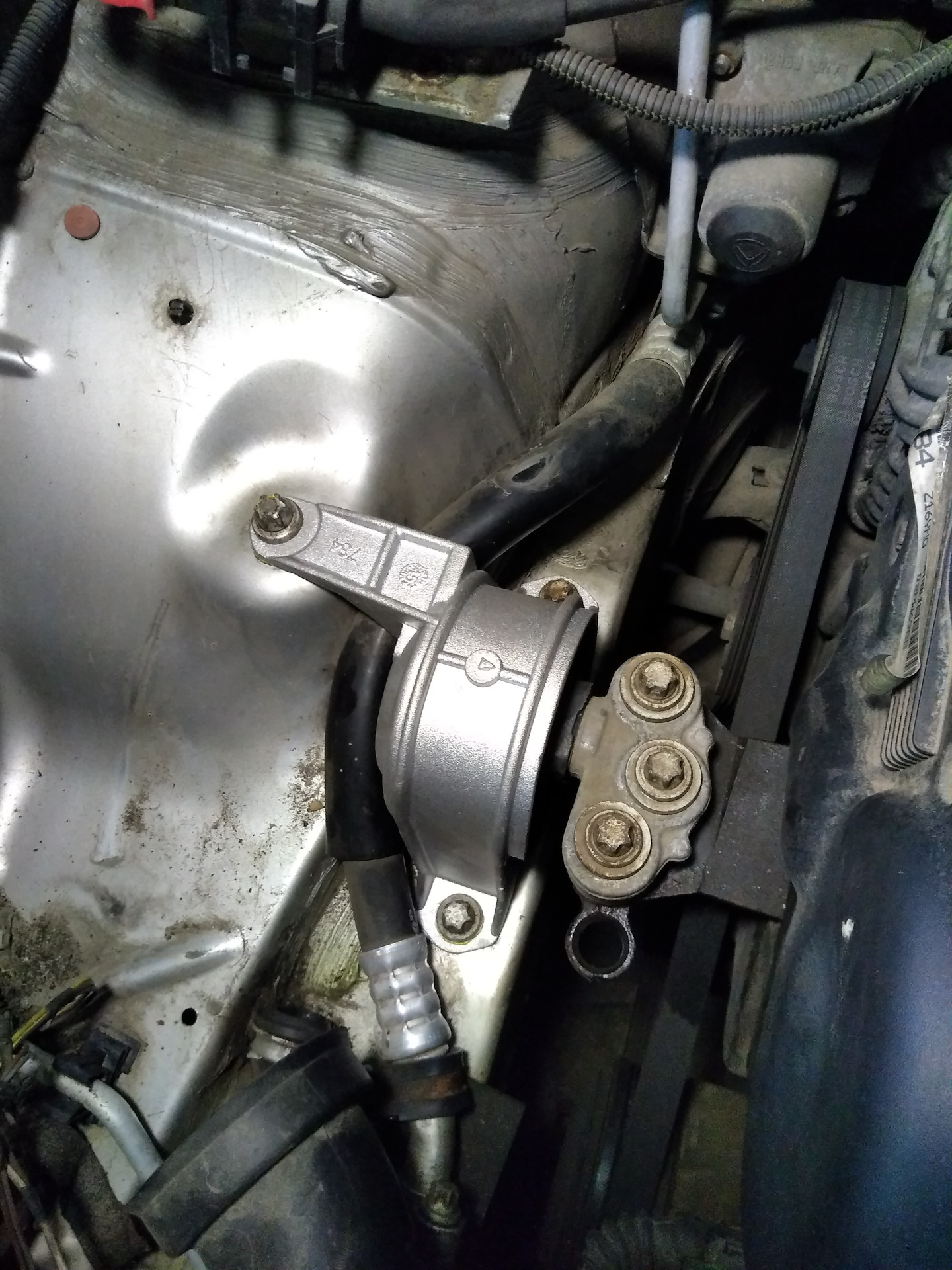 Поменял подушки двигателя — Opel Zafira A, 1,6 л, 2003 года | своими ...