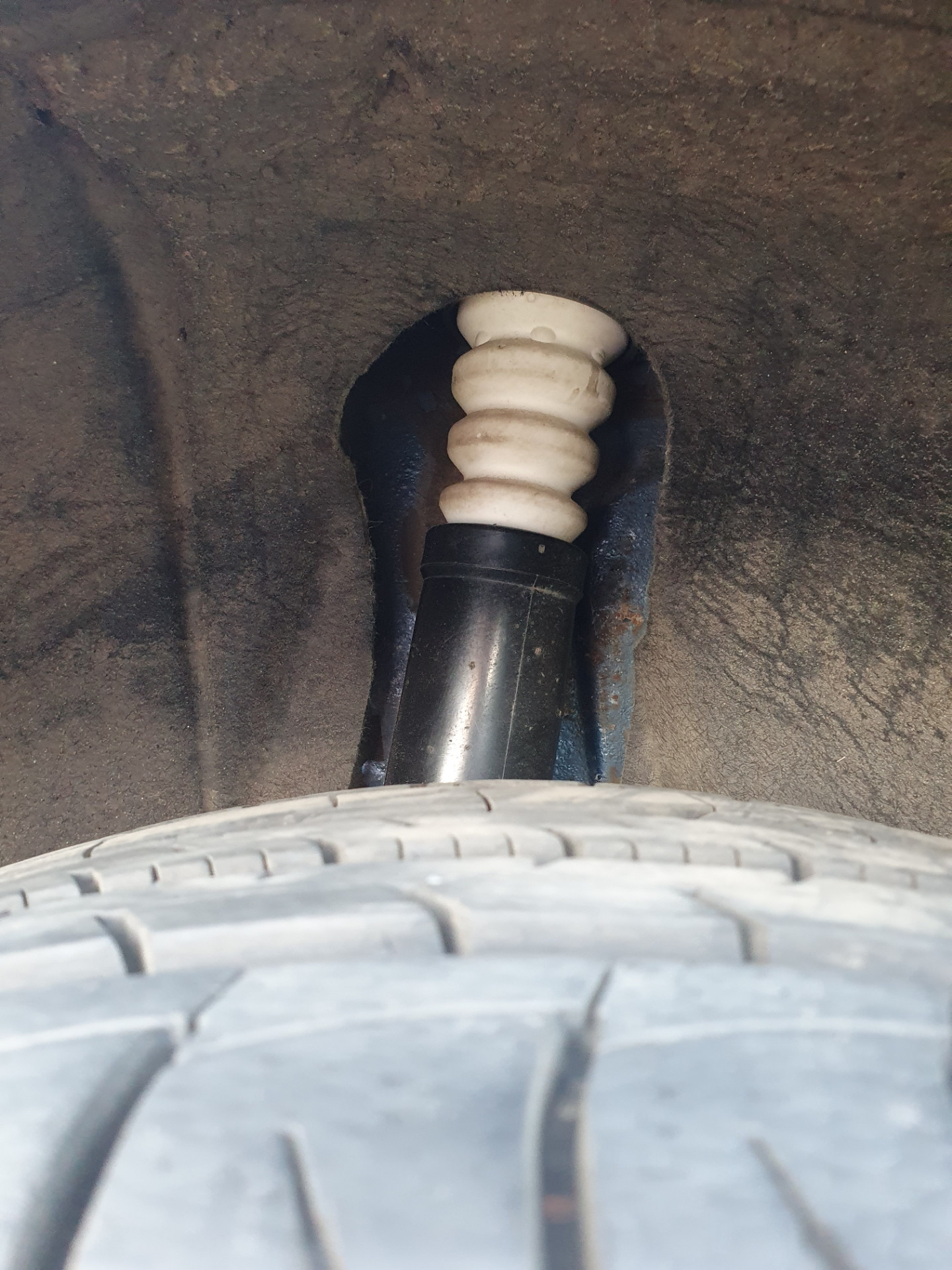 Отбойники задних амортизаторов — Volkswagen Jetta VI, 1,4 л, 2011 года ...