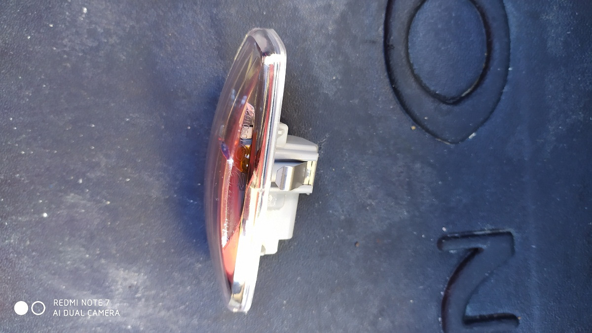 Замена плафона повторителя поворота в стойке левого зеркала — Citroen ...