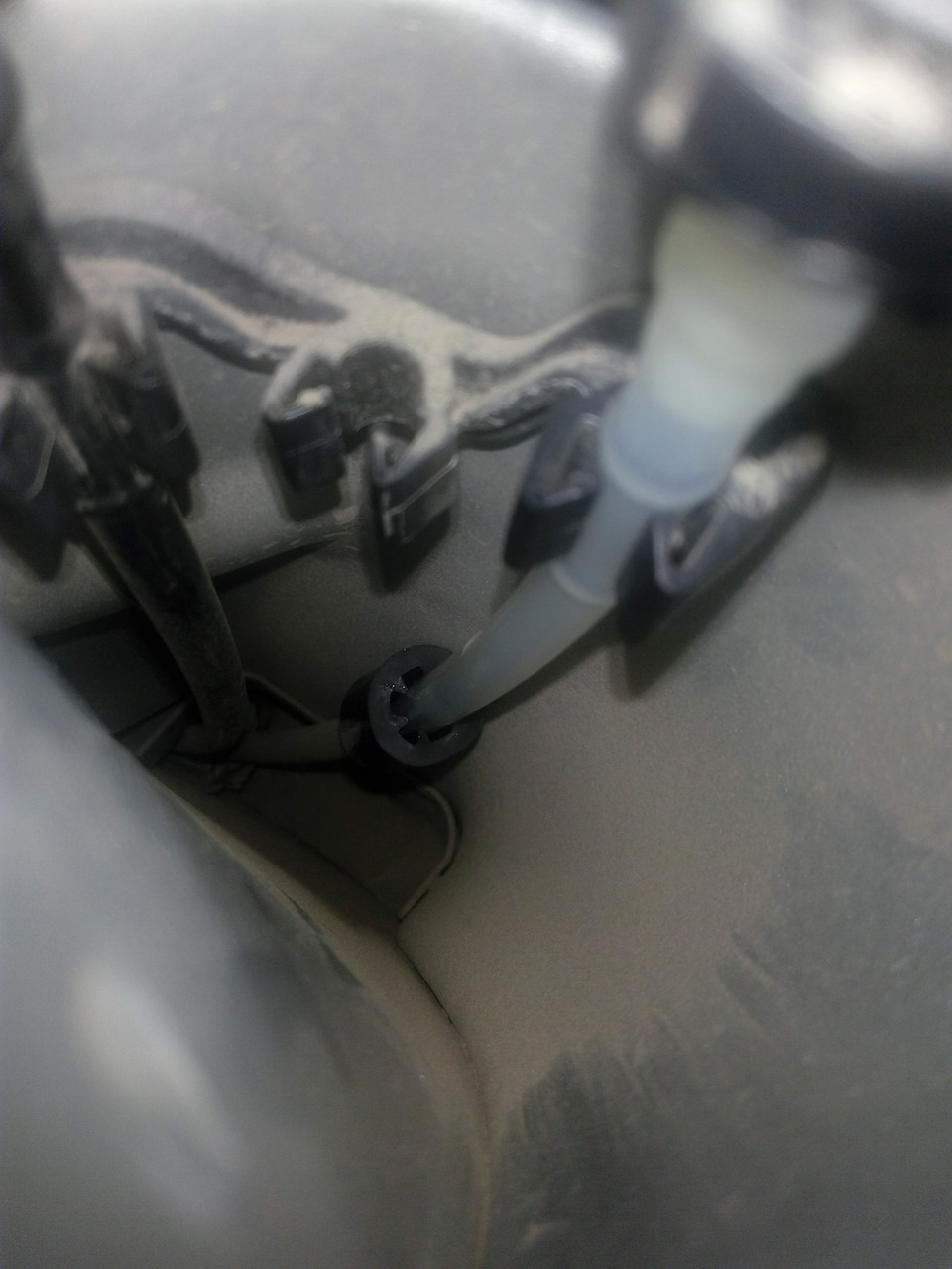 Дребезг топливных трубок — Volkswagen Polo Sedan, 1,6 л, 2012 года ...