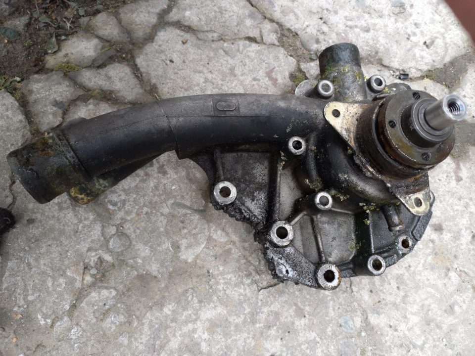 Замена помпы Hepu P165 M102 W124 — Mercedes-Benz E-Class (W124), 2 л ...