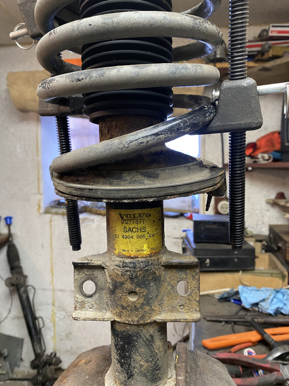 Передние стойки Sufix SU-1666, “Качество” их второе имя, первое «Плохое» — Volvo XC90 (1G), 2,5 ...