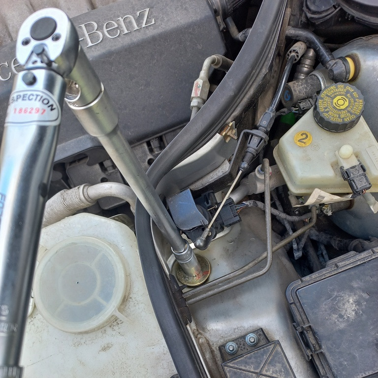 Отбойник амортизатора. Замена — Mercedes-Benz C-Class (W202), 2,4 л ...