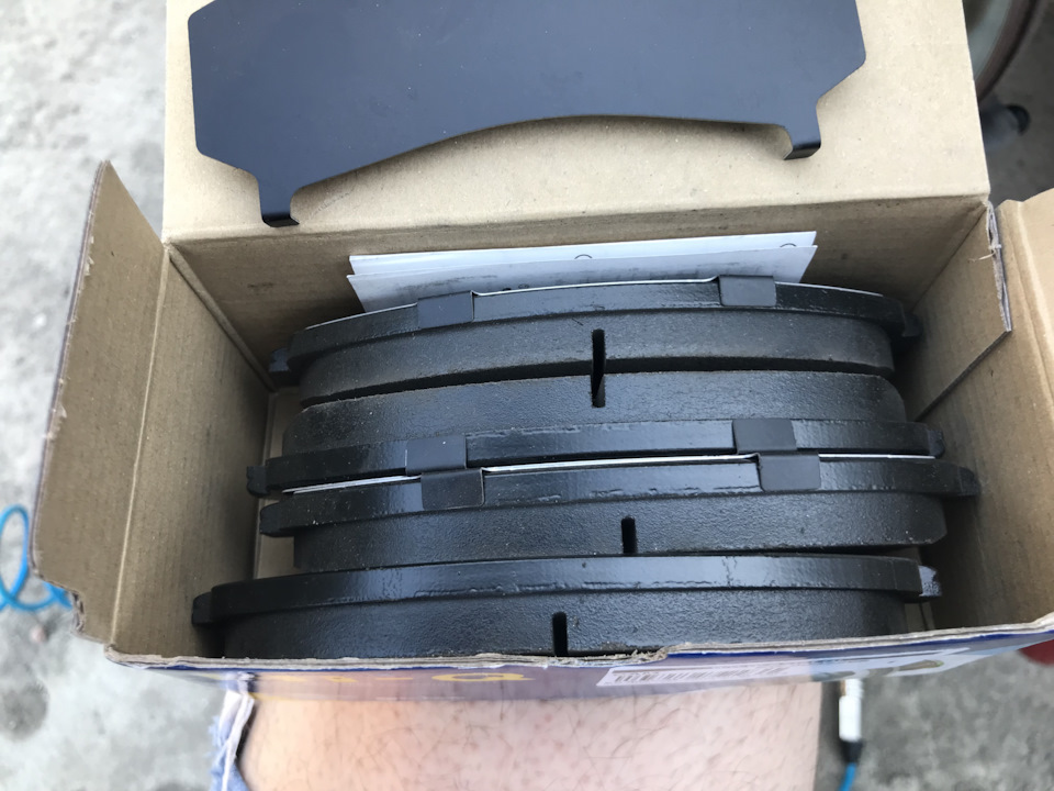 Замена тормозных колодок+ ревизия суппортов — Mitsubishi Pajero (4G), 3 ...