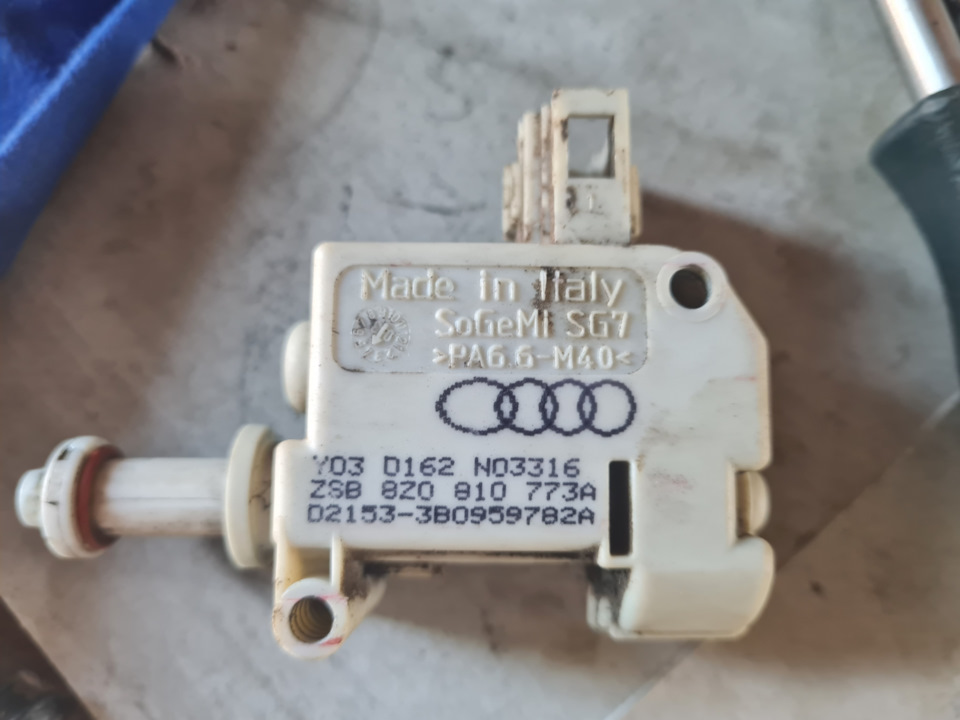 Электропривод лючка бензобака (активатор) — Audi A2, 1,2 л, 2003 года ...