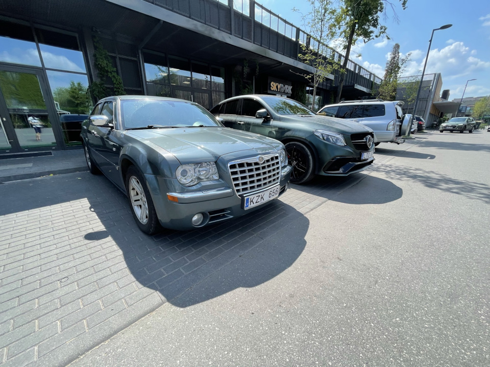 Мелкие ништяки + замучался держать двери — Chrysler 300C (1G), 3 л ...