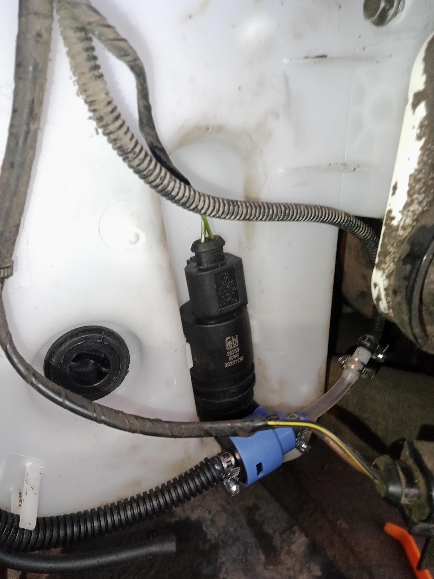 Заколхозил омывайку лобового — Skoda Yeti, 2 л, 2010 года | своими ...