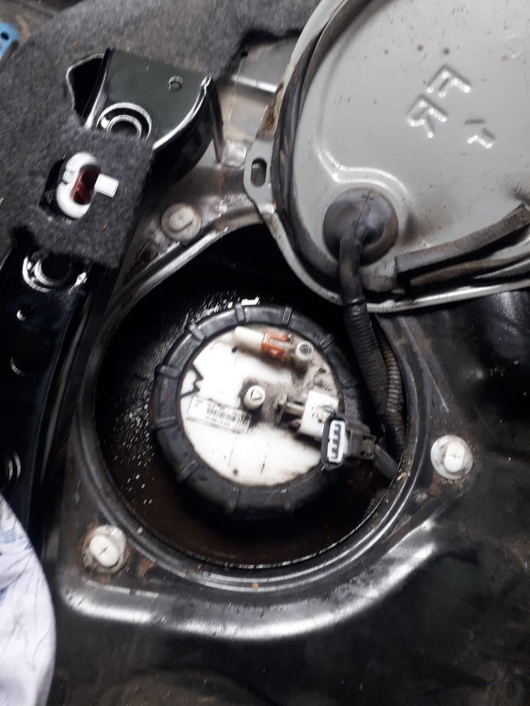 Замена топливного фильтра — Nissan Tiida (1G), 1,6 л, 2010 года ...