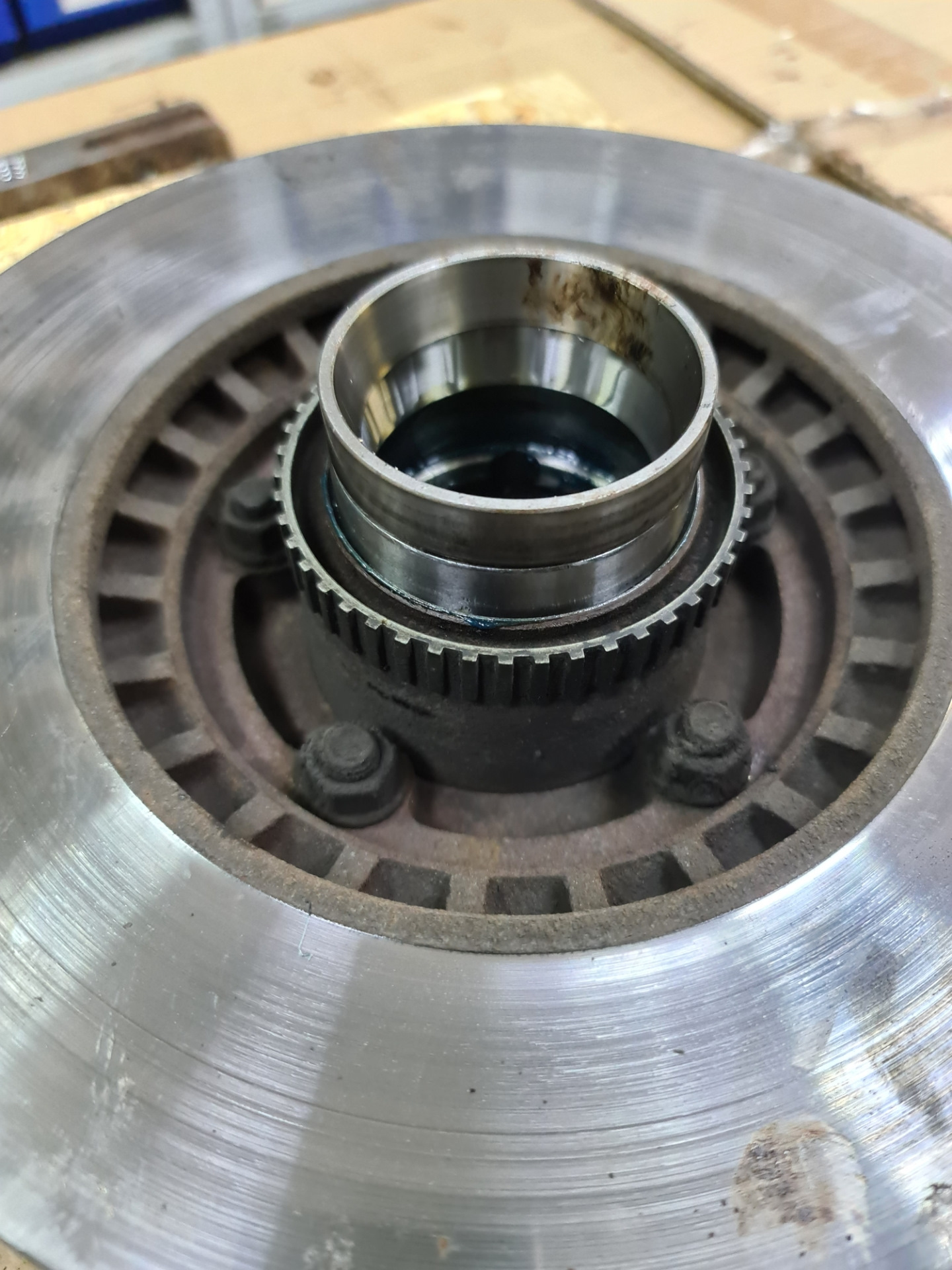 Замена переднего подшипника — Hyundai Porter II (4G), 2,5 л, 2015 года ...