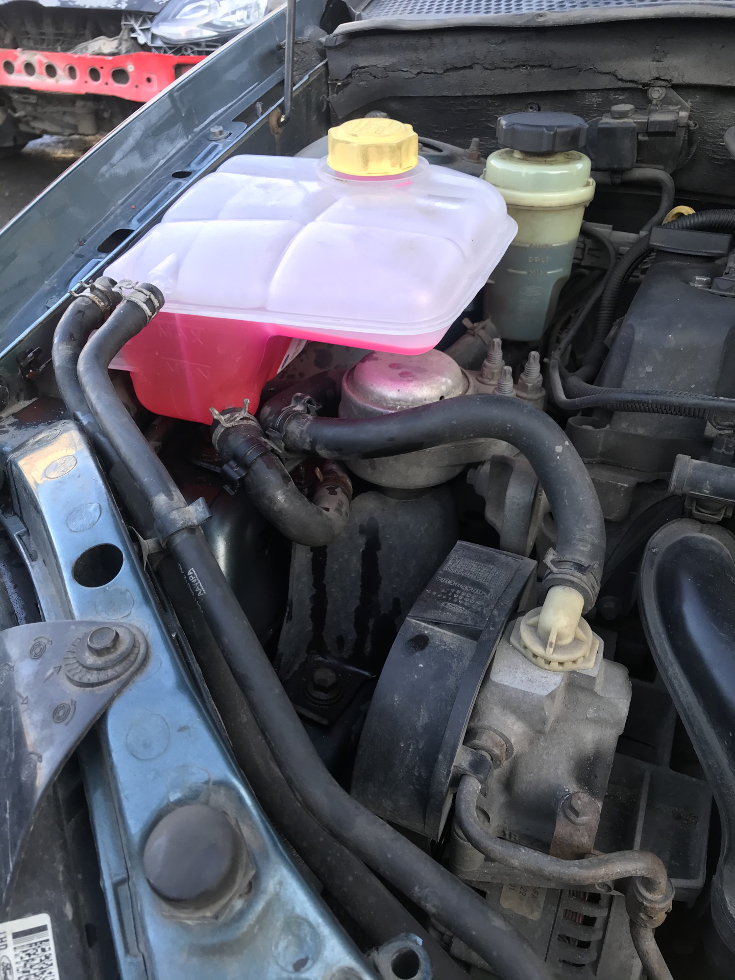 Замена бачка антифриза — Ford Focus Wagon I, 1,6 л, 2003 года | визит ...