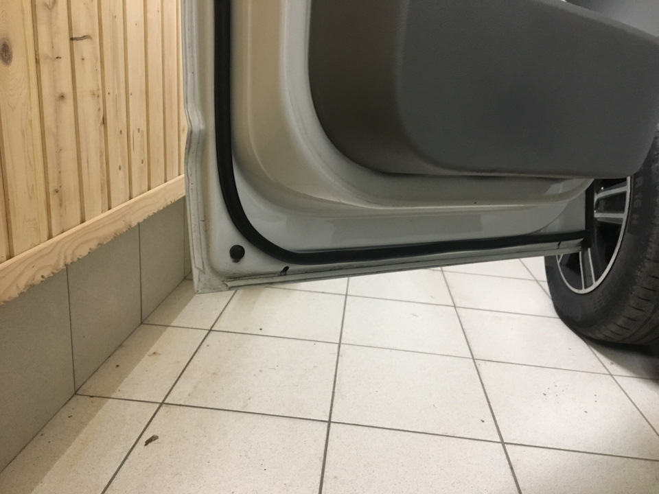 Уплотнитель передних дверей — Volkswagen Caravelle (T5), 2 л, 2013 года ...