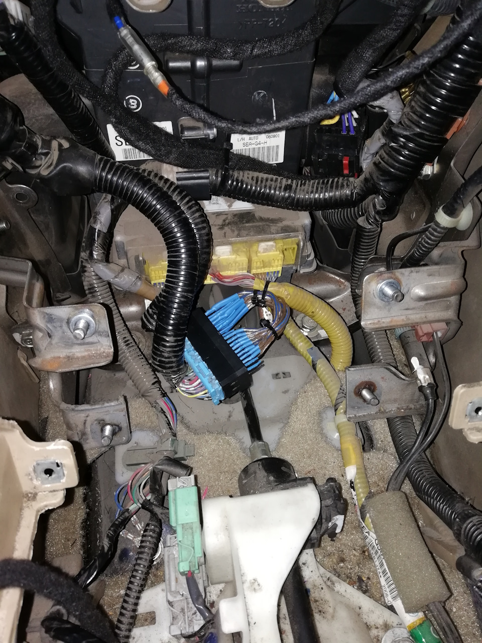 Замена правой опоры двигателя — Ford Focus Sedan III, 1,6 л, 2014 года ...