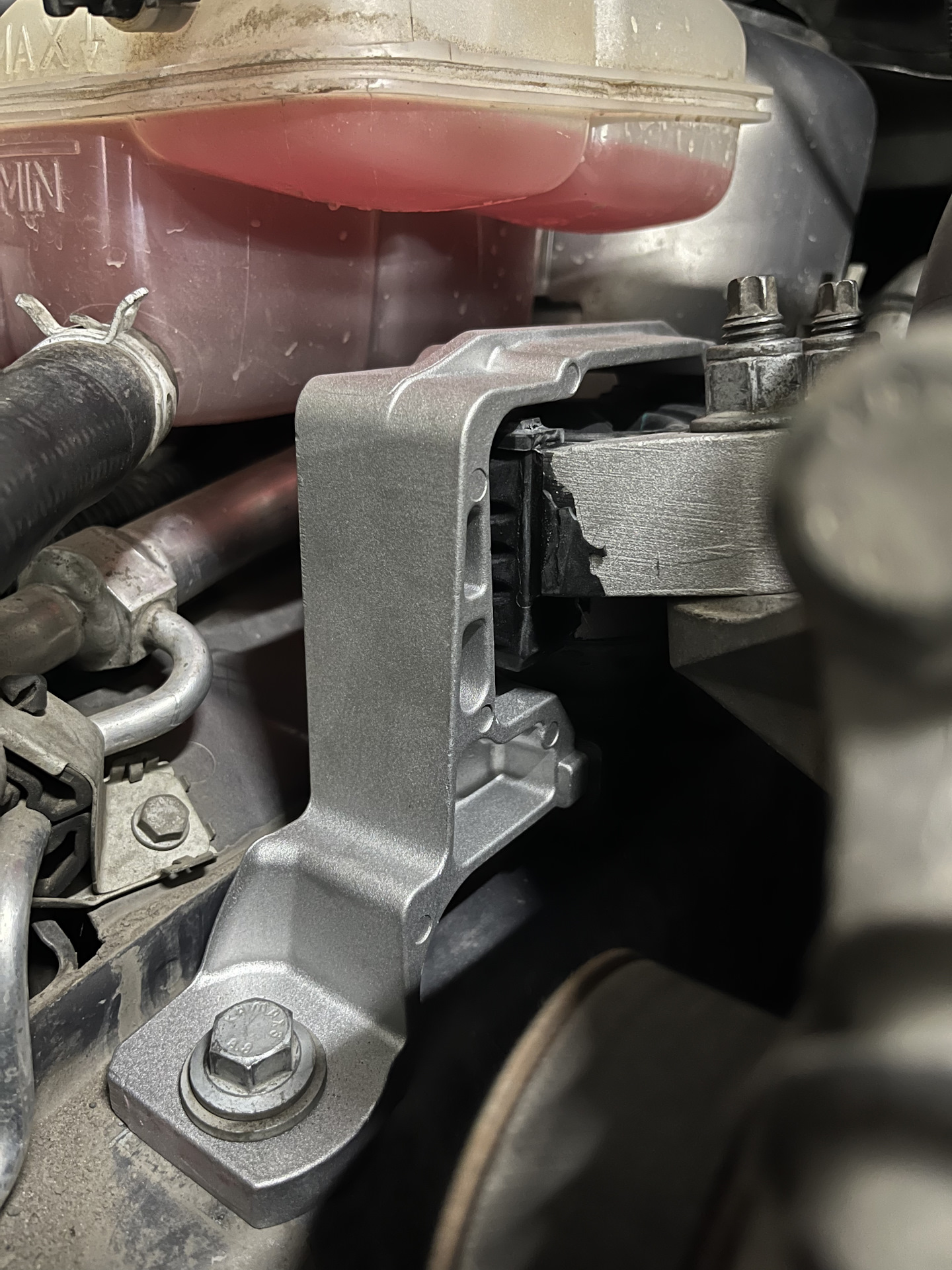 Замена правой опоры, свечей и чип — Ford Focus Hatchback III, 1,6 л ...