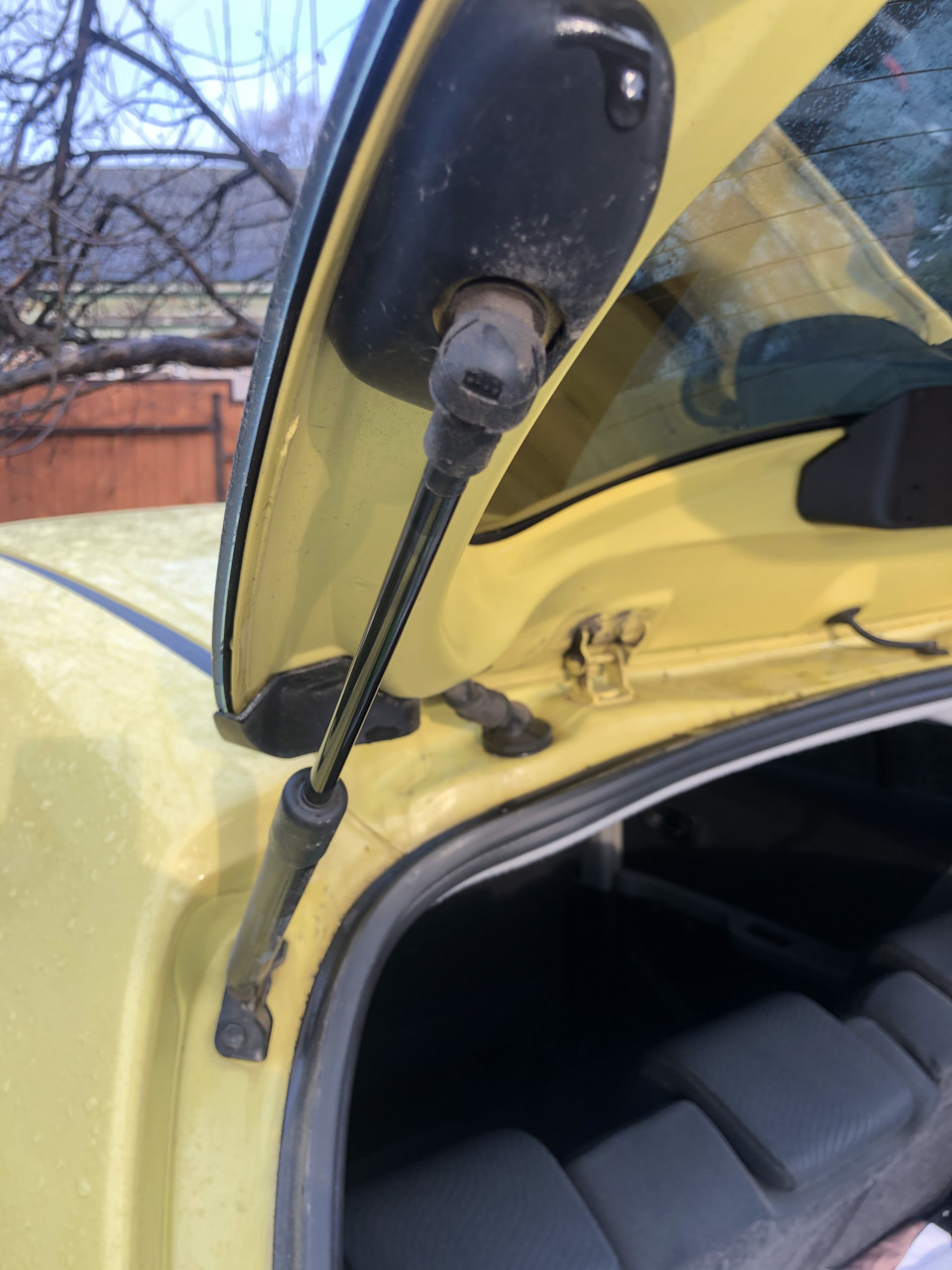 Замена амортизатора крышки багажника — Toyota Yaris (p2), 1,3 л, 2009 ...