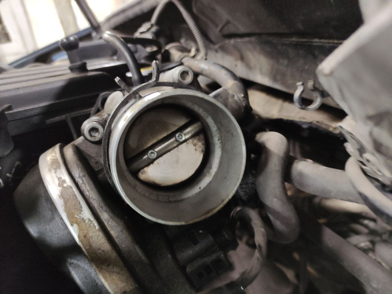 Чистка клапана ВКГ, дроссель — Volkswagen Jetta V, 1,6 л, 2007 года ...