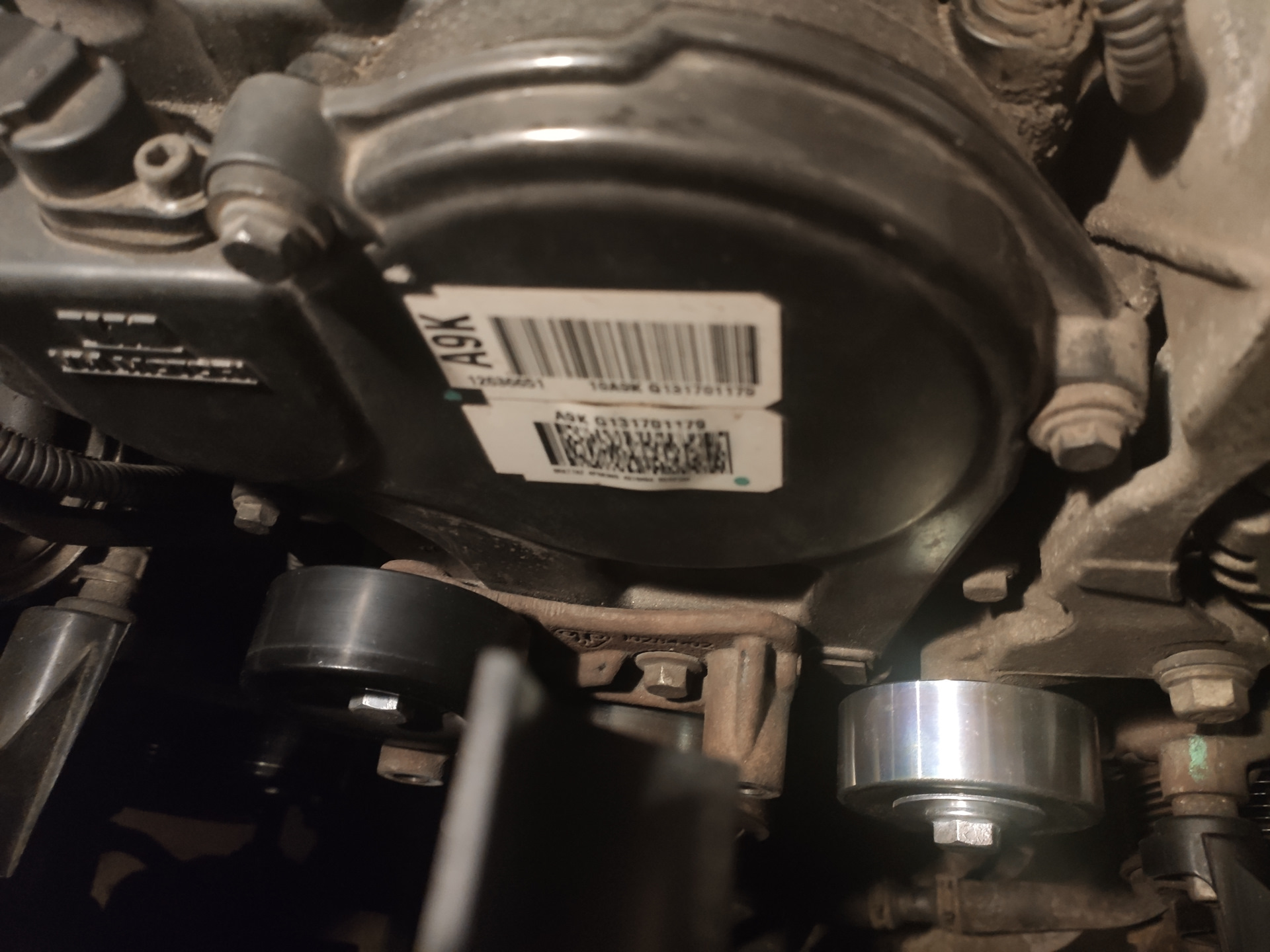 74. Замена обводных роликов — Chevrolet TrailBlazer (2G), 2,8 л, 2014 ...