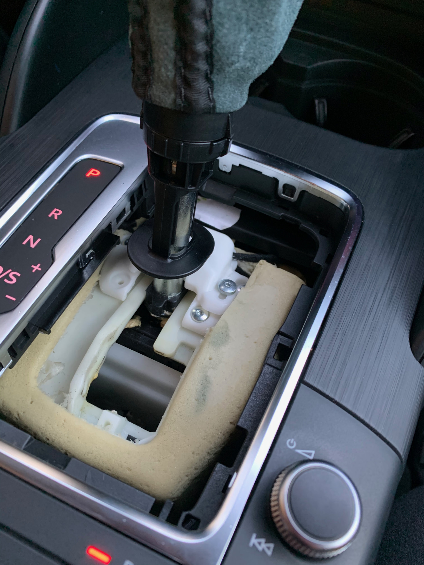 Установка рем. комплекта селектора — Audi A3 Sedan (8V), 1,4 л, 2014 ...